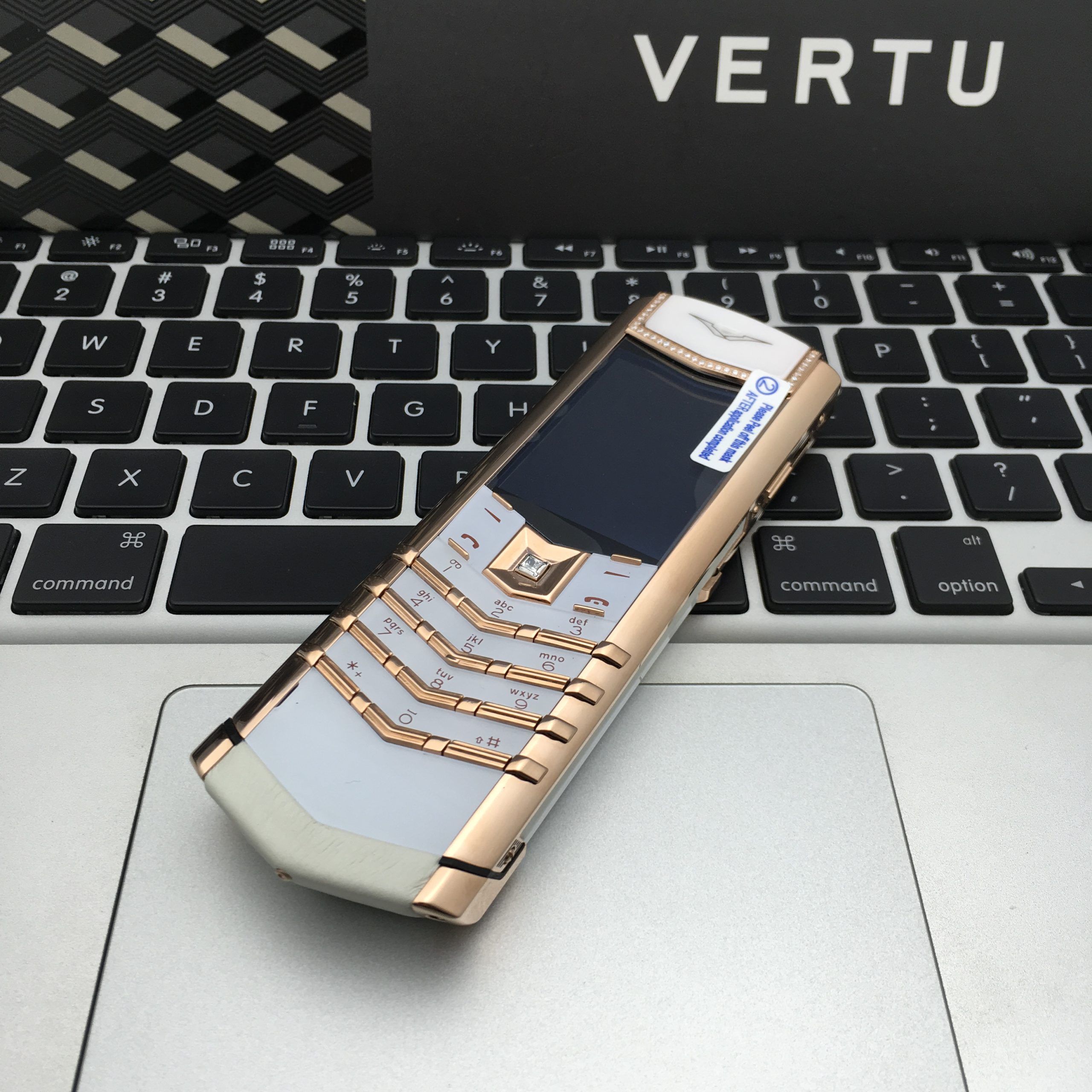Signature S – White Ceramic Diamond – Go Easy For Vertu
