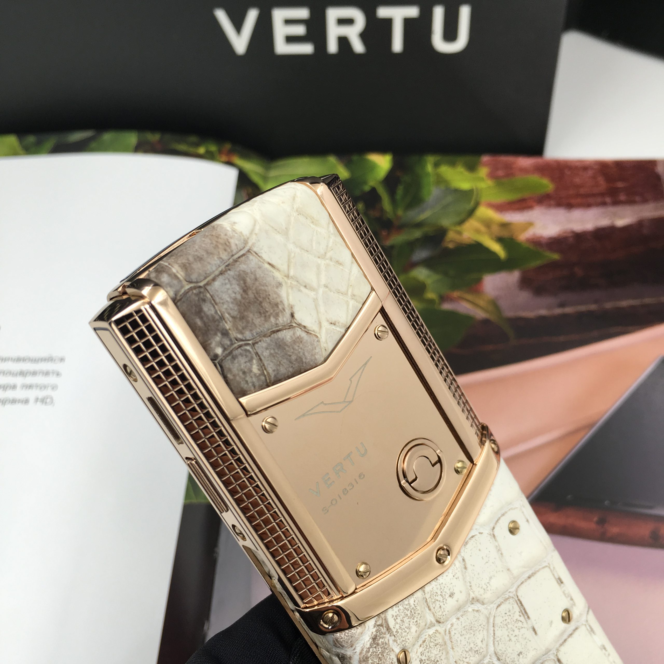 Signature S – Himalayan Crocodile Paris Shell Keyboard – Go Easy For Vertu